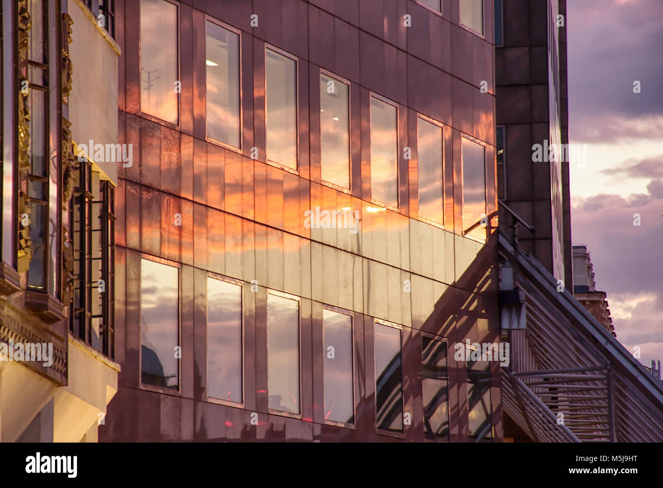 Sunset reflecting in windows hi-res stock photography and images - Alamy