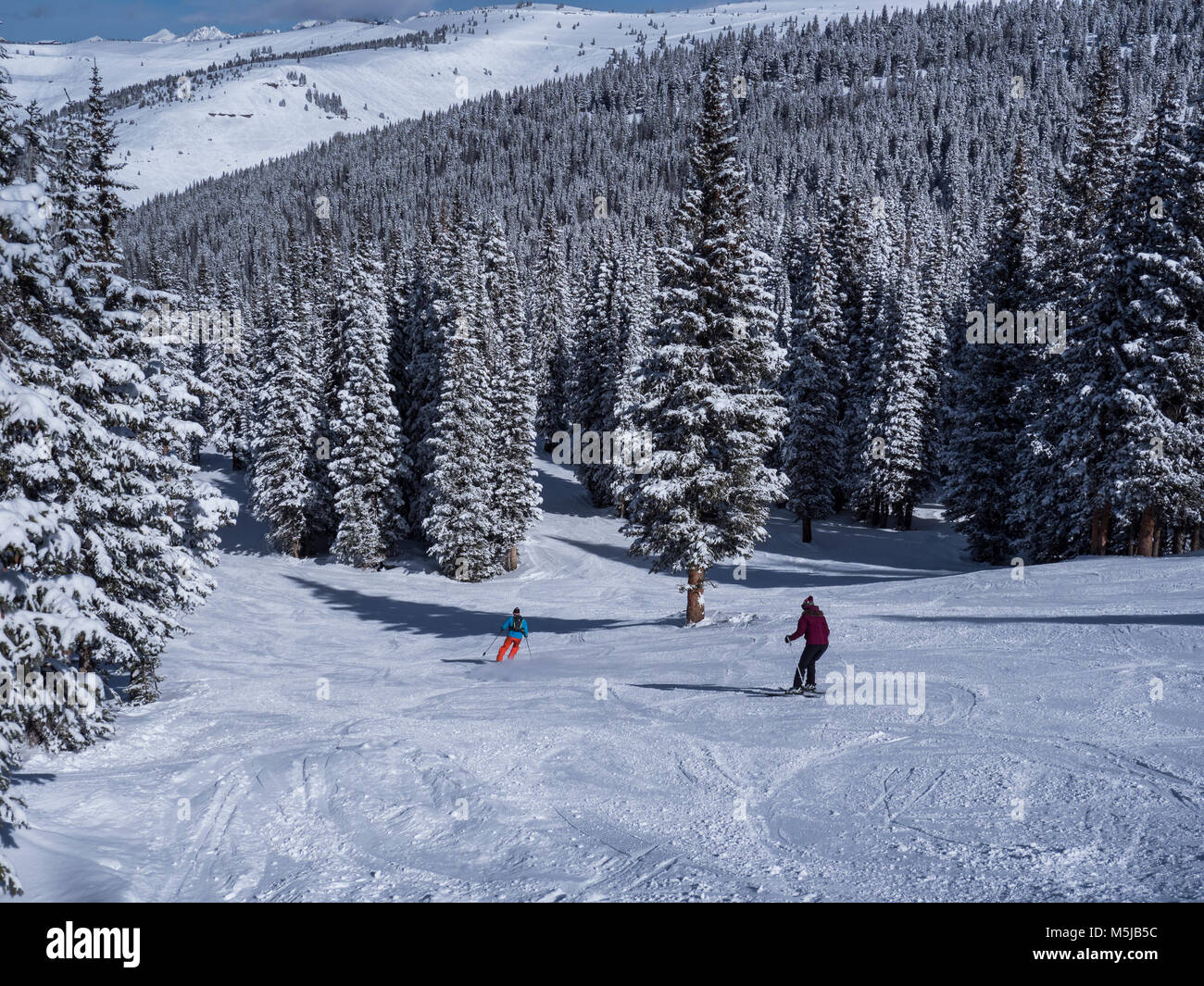 Vail mountain's blue sky skier hi-res stock photography and images - Alamy