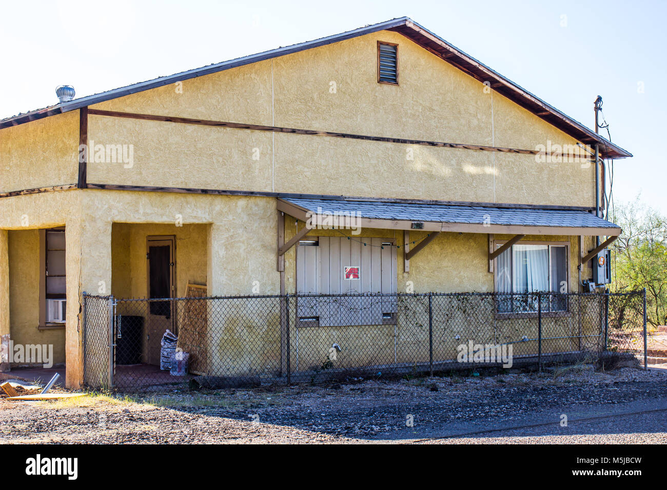 Abandoned Boarded Up Building Stock Photo - Alamy