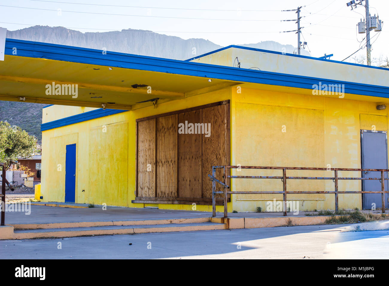 Abandoned Boarded Up Building Stock Photo - Alamy