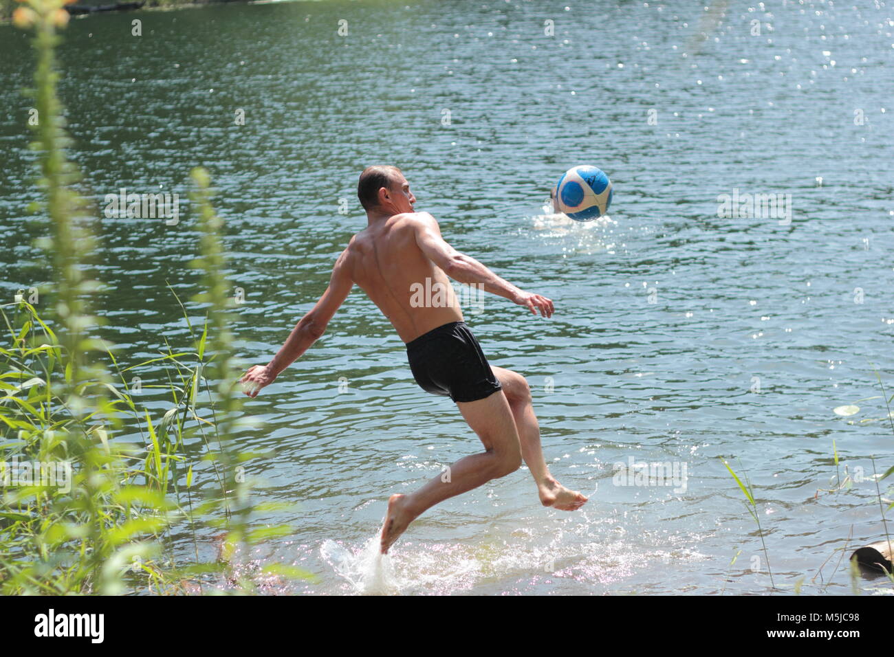 Ball hand water splash hi-res stock photography and images - Alamy