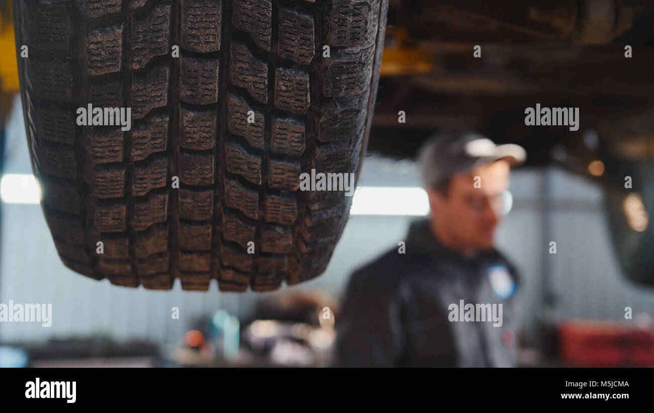 Garage automobile service - wheel, car checking Stock Photo - Alamy