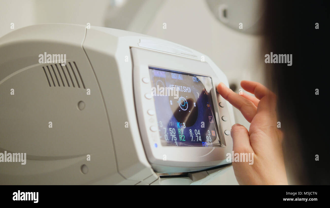 A generic eye scanner machine for optometrist Stock Photo - Alamy