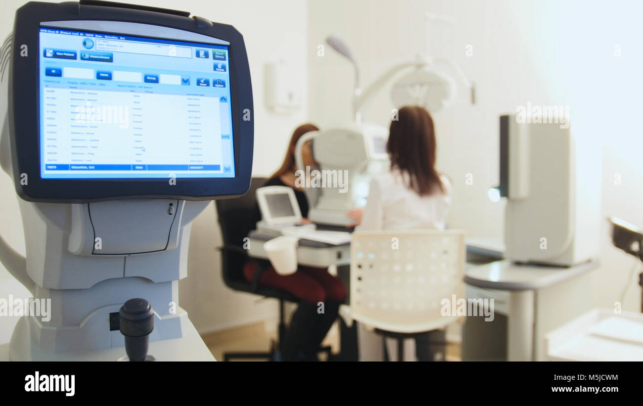 Ophthalmologist hi-res stock photography and images - Alamy