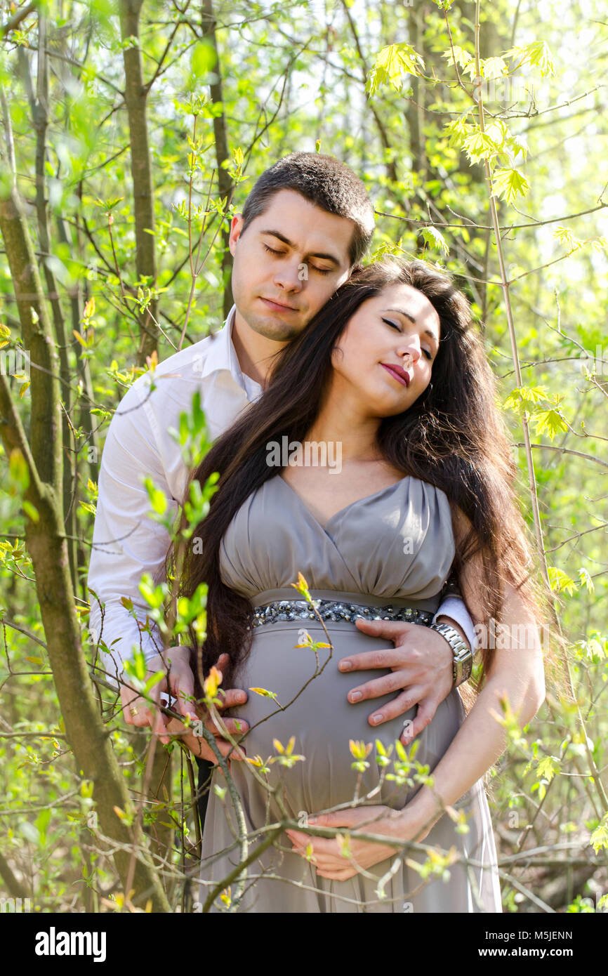 Portrait of a loving pregnant couple Stock Photo - Alamy