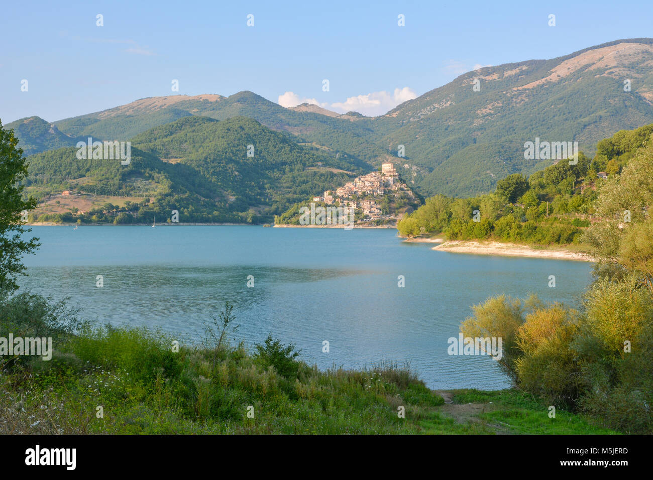 Turano lake (Rieti, Italy) and the town of Castel di Tora Stock Photo ...