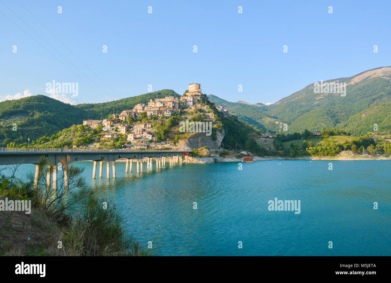 Turano lake (Rieti, Italy) and the town of Castel di Tora Stock Photo ...