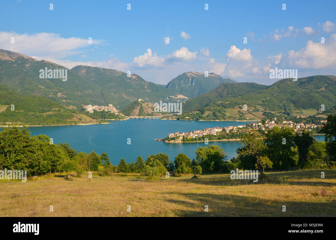 Turano lake (Rieti, Italy) and the town of Castel di Tora Stock Photo ...