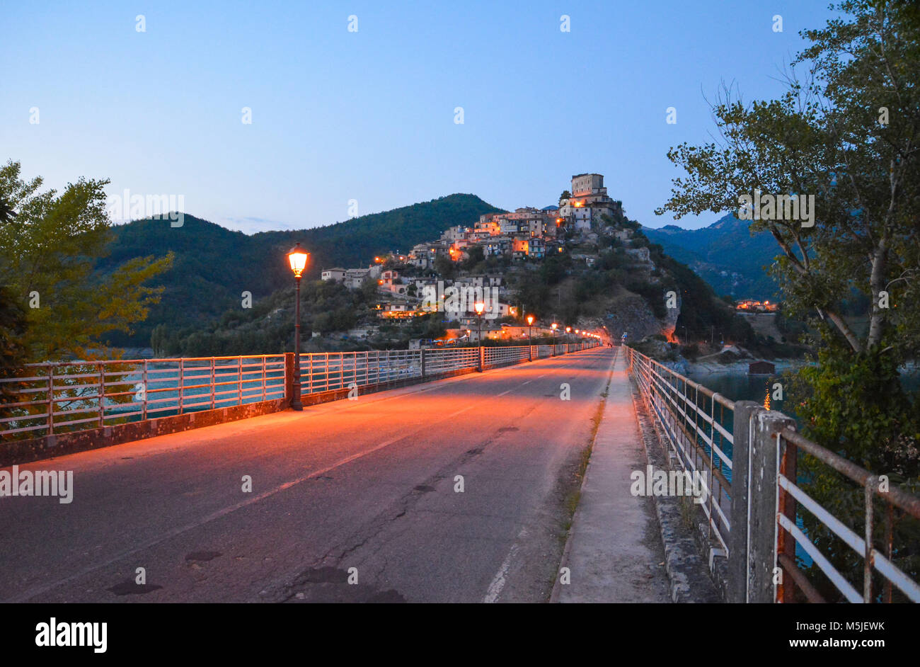 Turano lake (Rieti, Italy) and the town of Castel di Tora Stock Photo ...