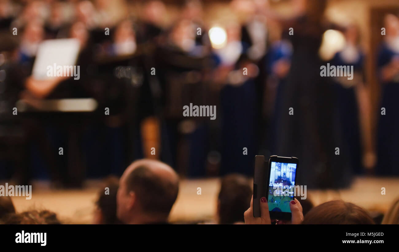 Shooting concert smartphone hi-res stock photography and images - Alamy