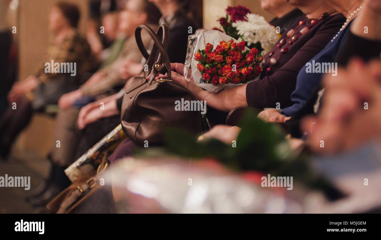 Applause in concert hall hi-res stock photography and images - Alamy