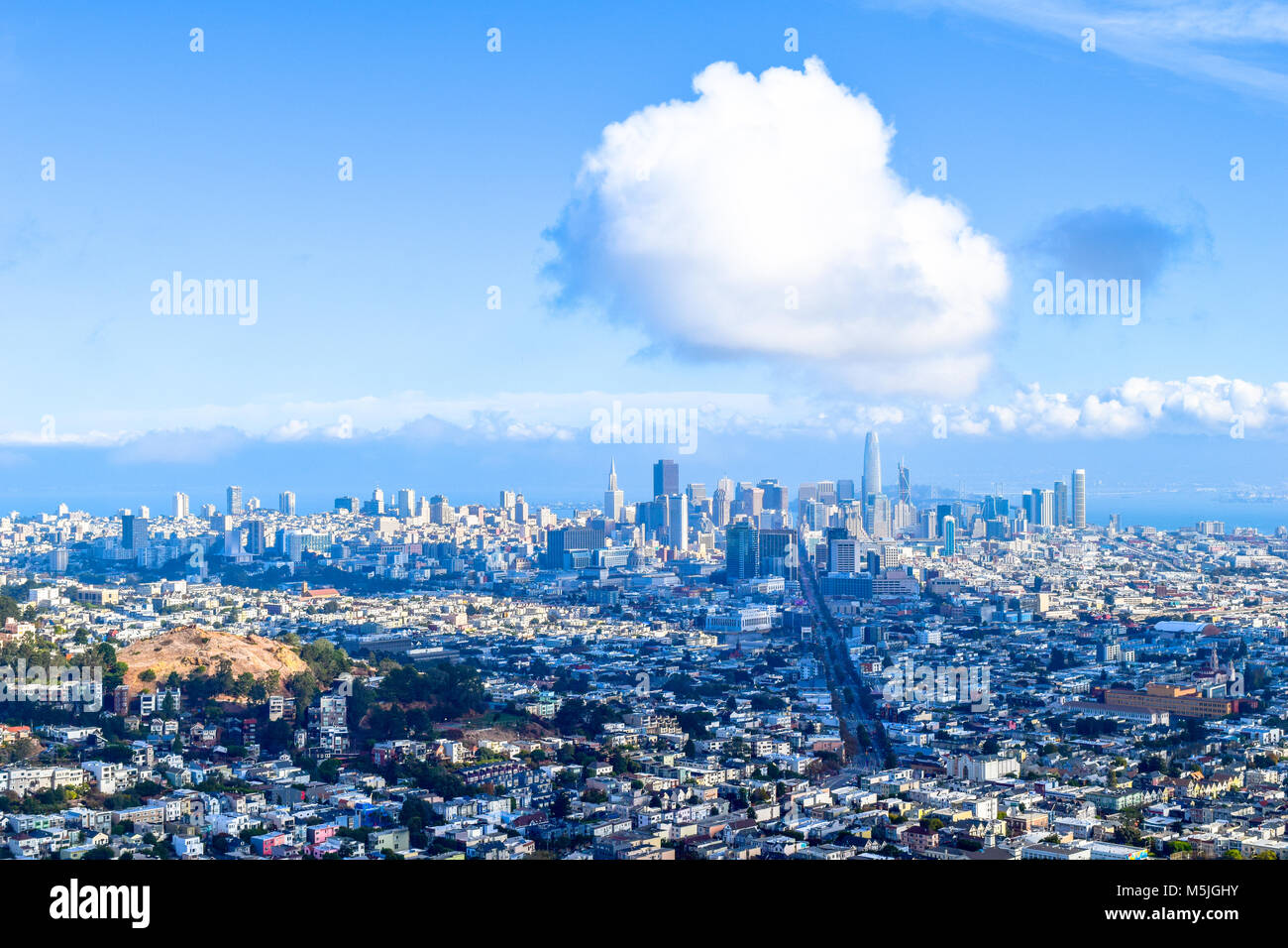 Beautiful view over San Francisco skyline from Twin Peaks, blue sky ...