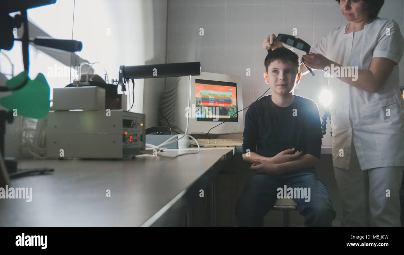 The doctor checks the child's eyes and brain to device - ophthalmology ...