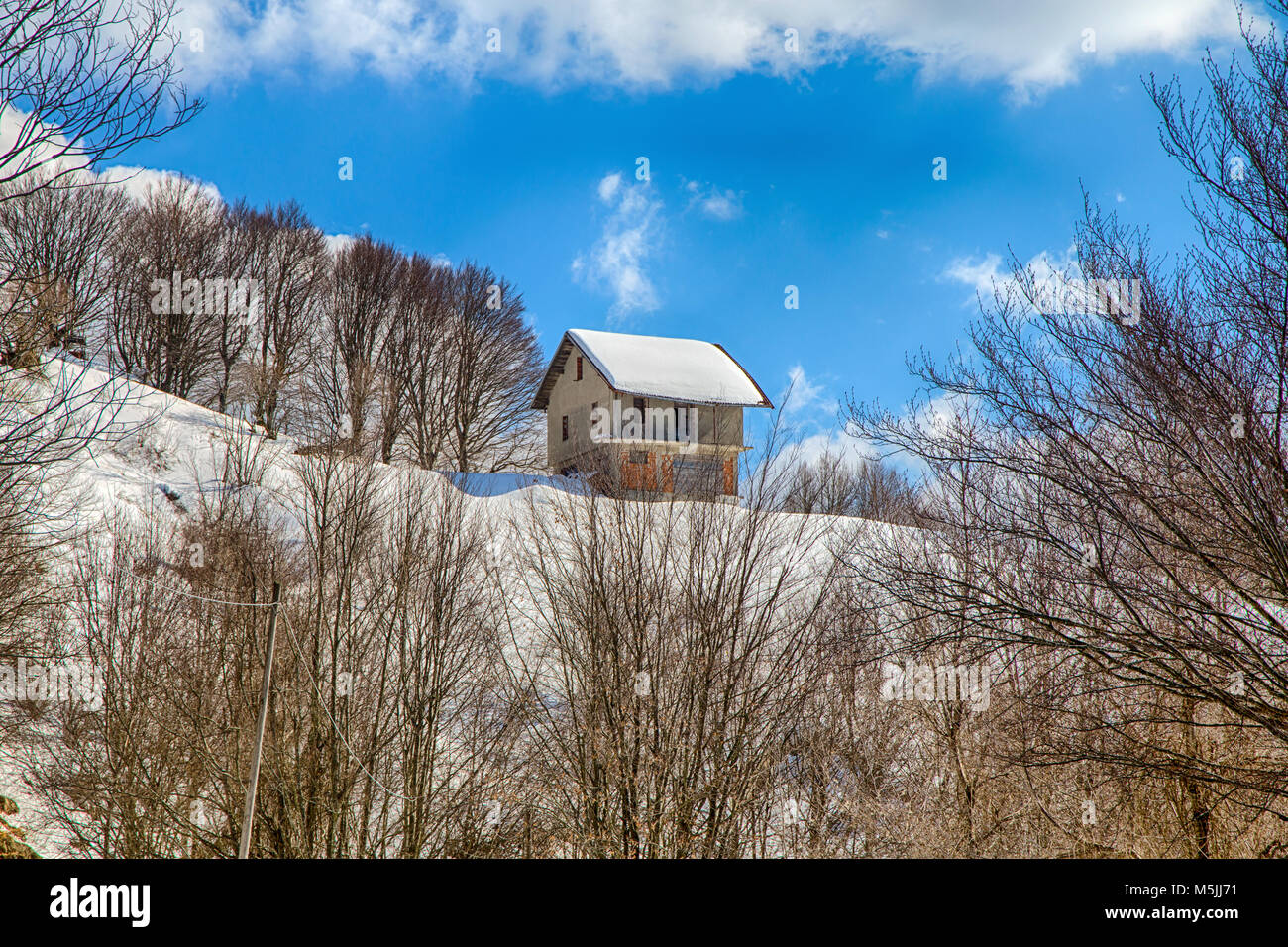Isolated snow house hi-res stock photography and images - Alamy