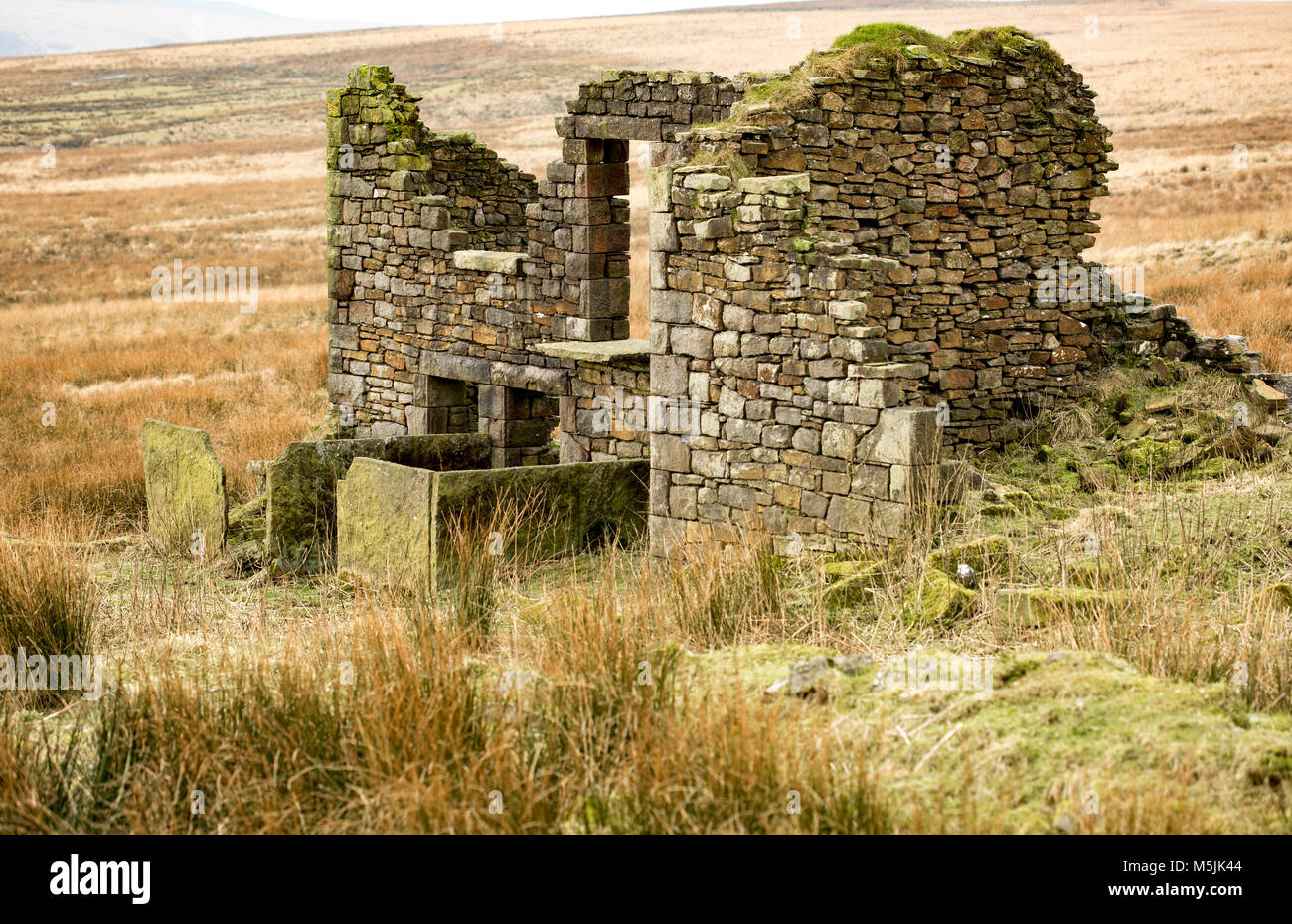 Abandoned isolated farmhouse hi-res stock photography and images - Alamy