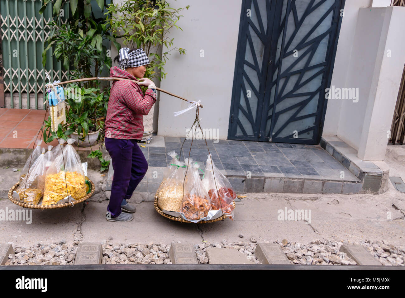 Bamboo carrying pole hi-res stock photography and images - Alamy