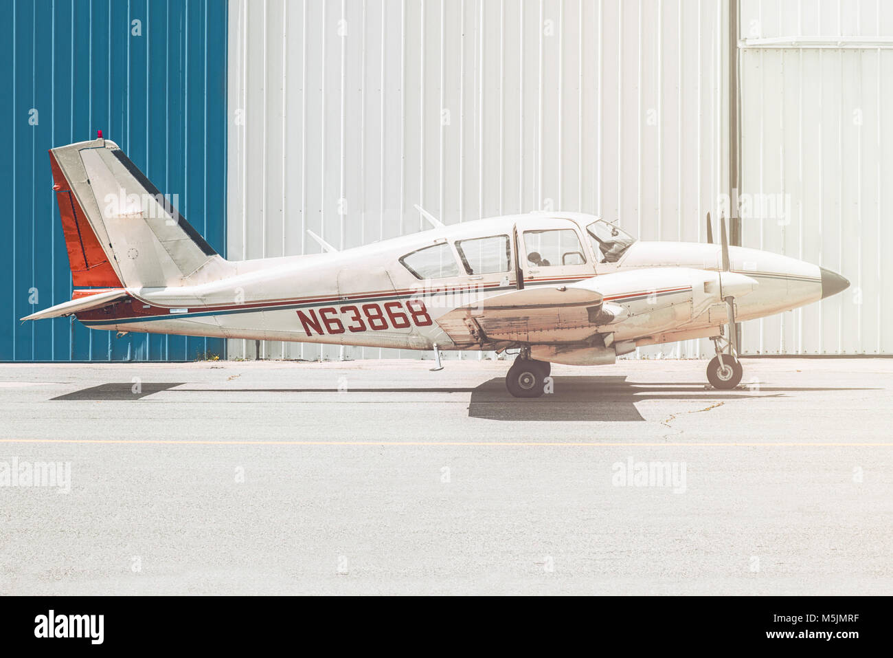 Plane wheels on run way hi-res stock photography and images - Alamy