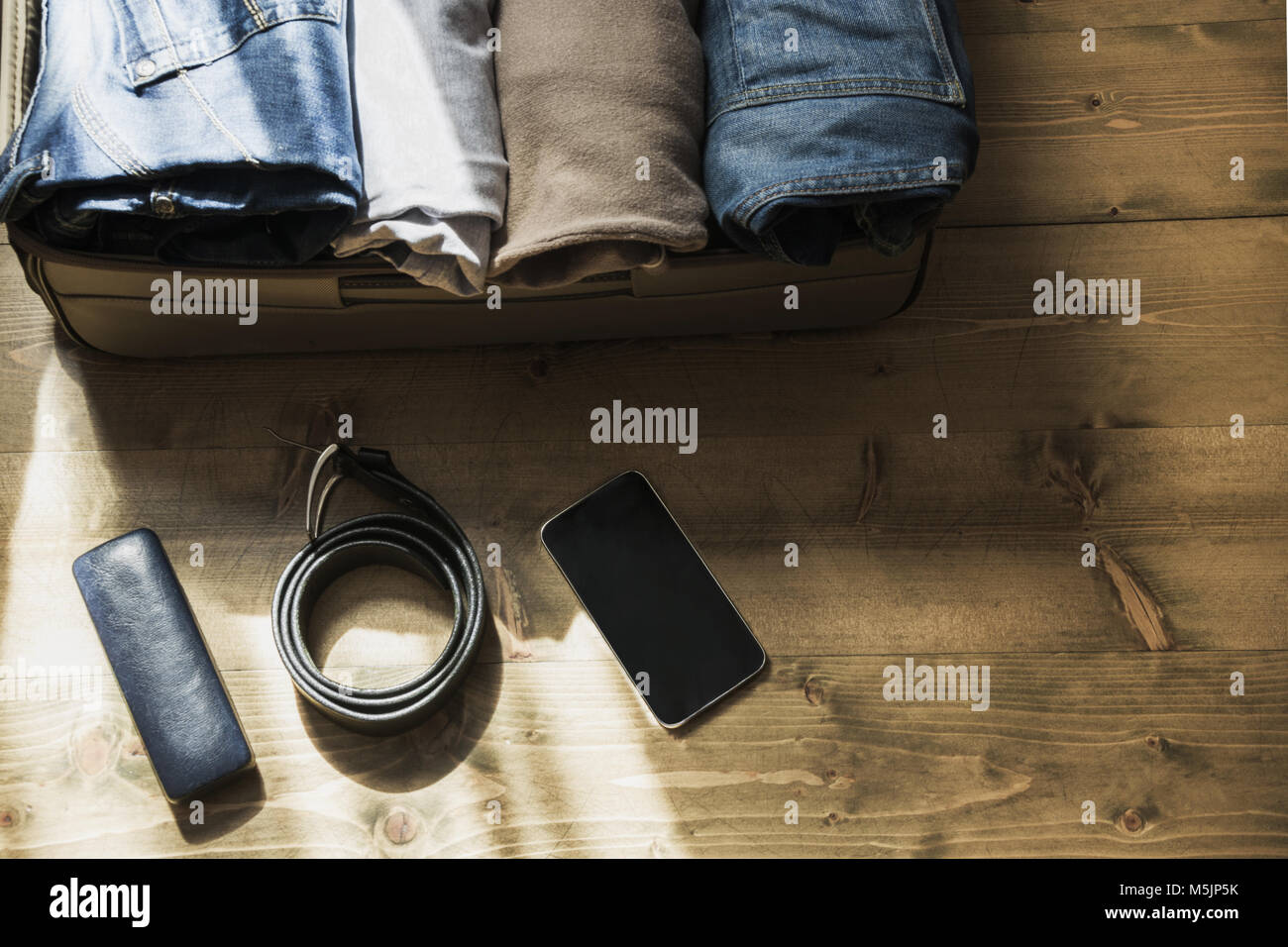 Open suitcase from above hi-res stock photography and images - Alamy