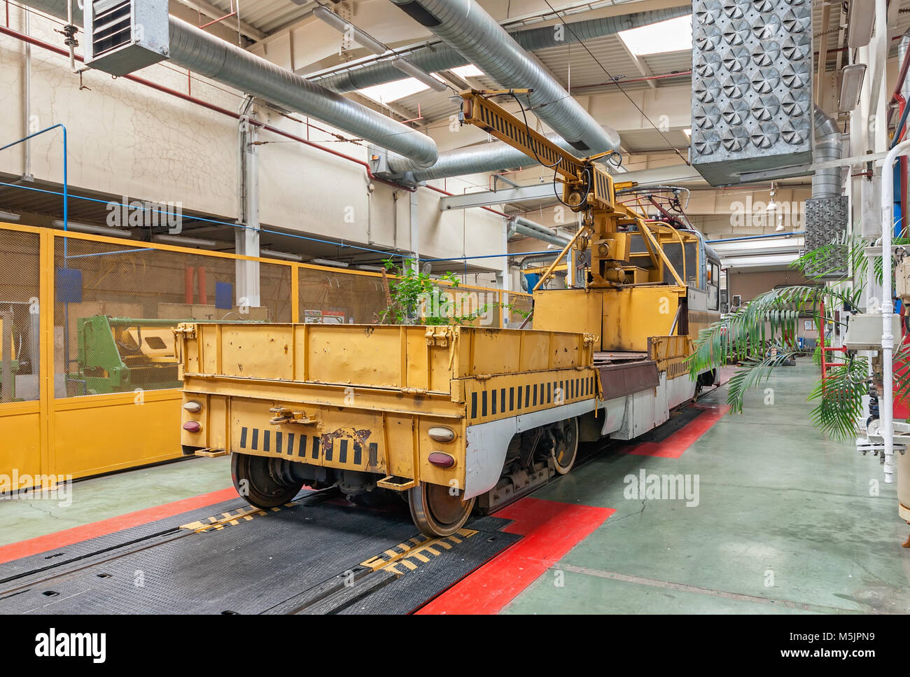Rail mounted crane hi-res stock photography and images - Alamy