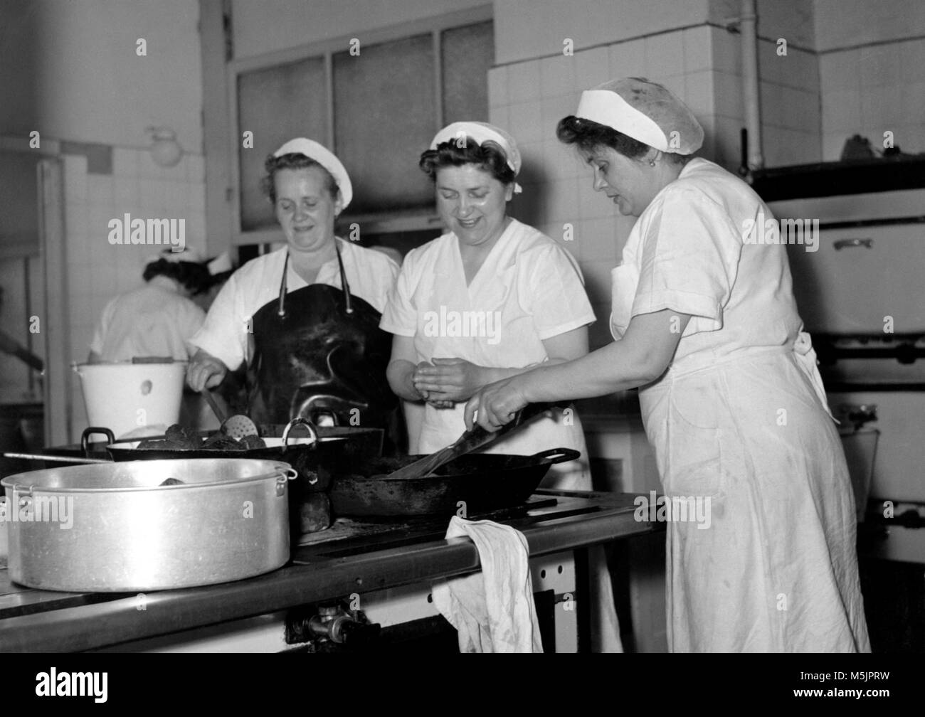 1960's kitchen hi-res stock photography and images - Alamy