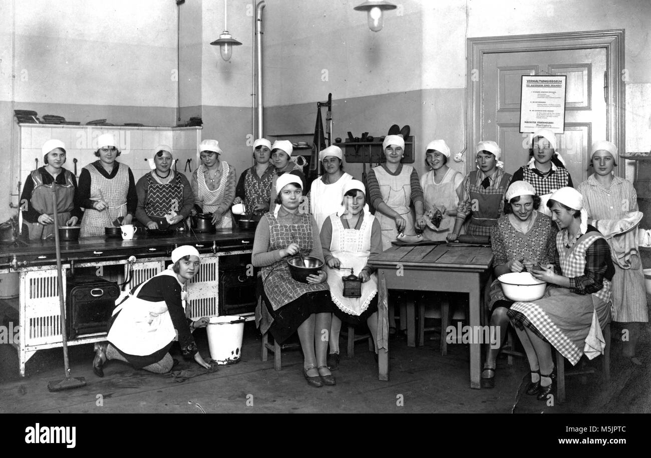 Housemaid's hi-res stock photography and images - Alamy