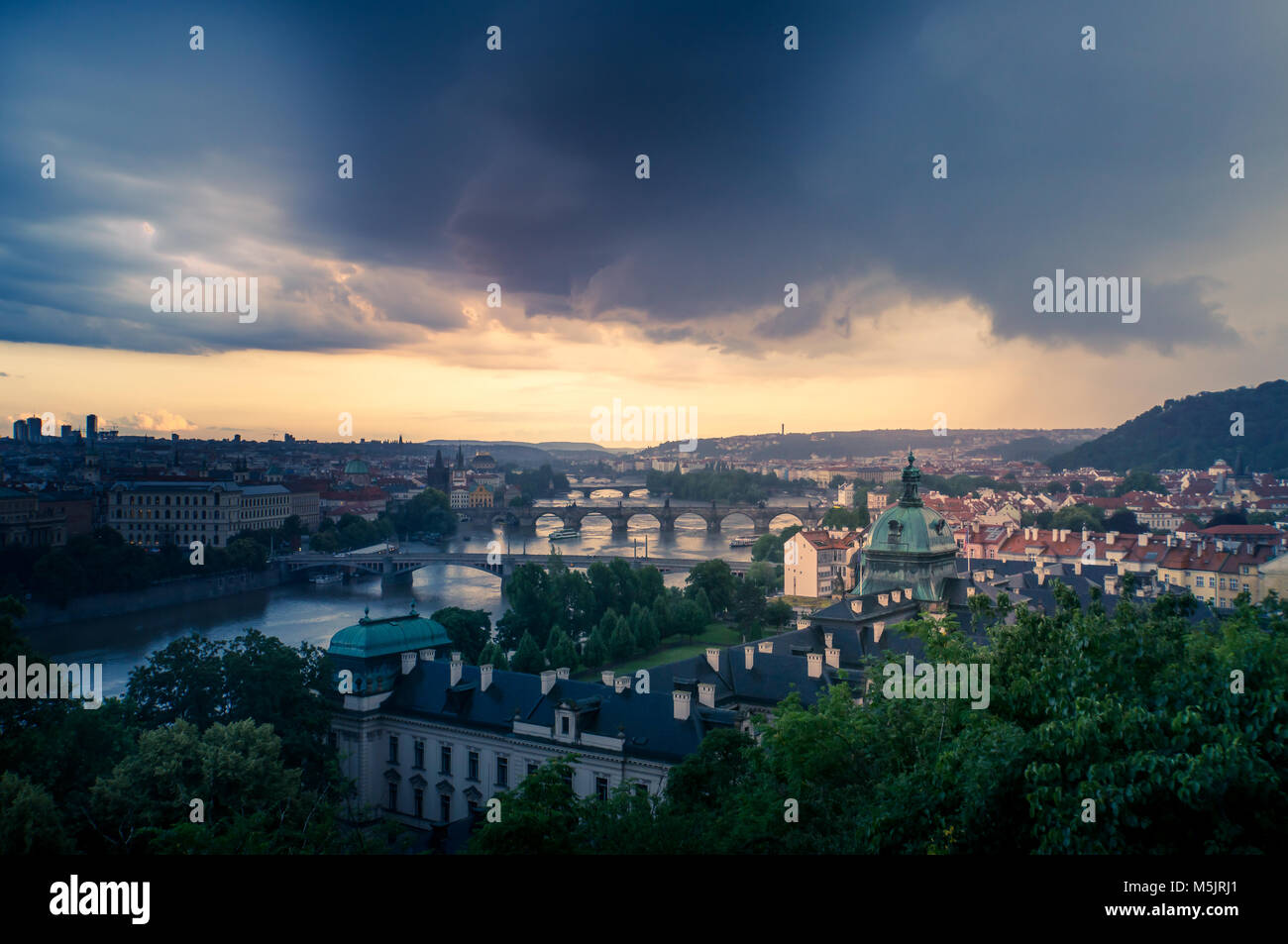 Four bears bridge hi-res stock photography and images - Alamy