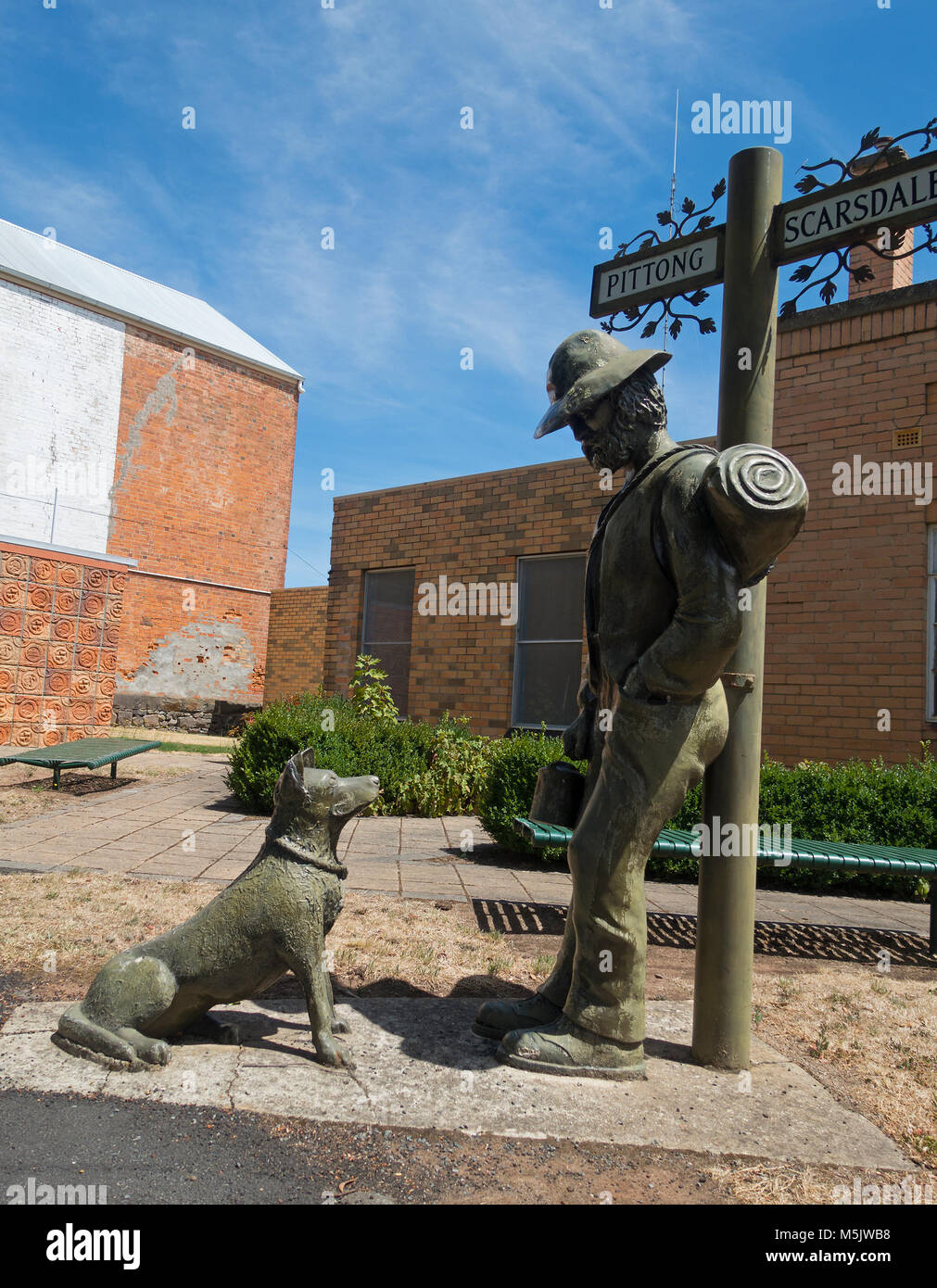 Golden dog statue hi-res stock photography and images - Alamy