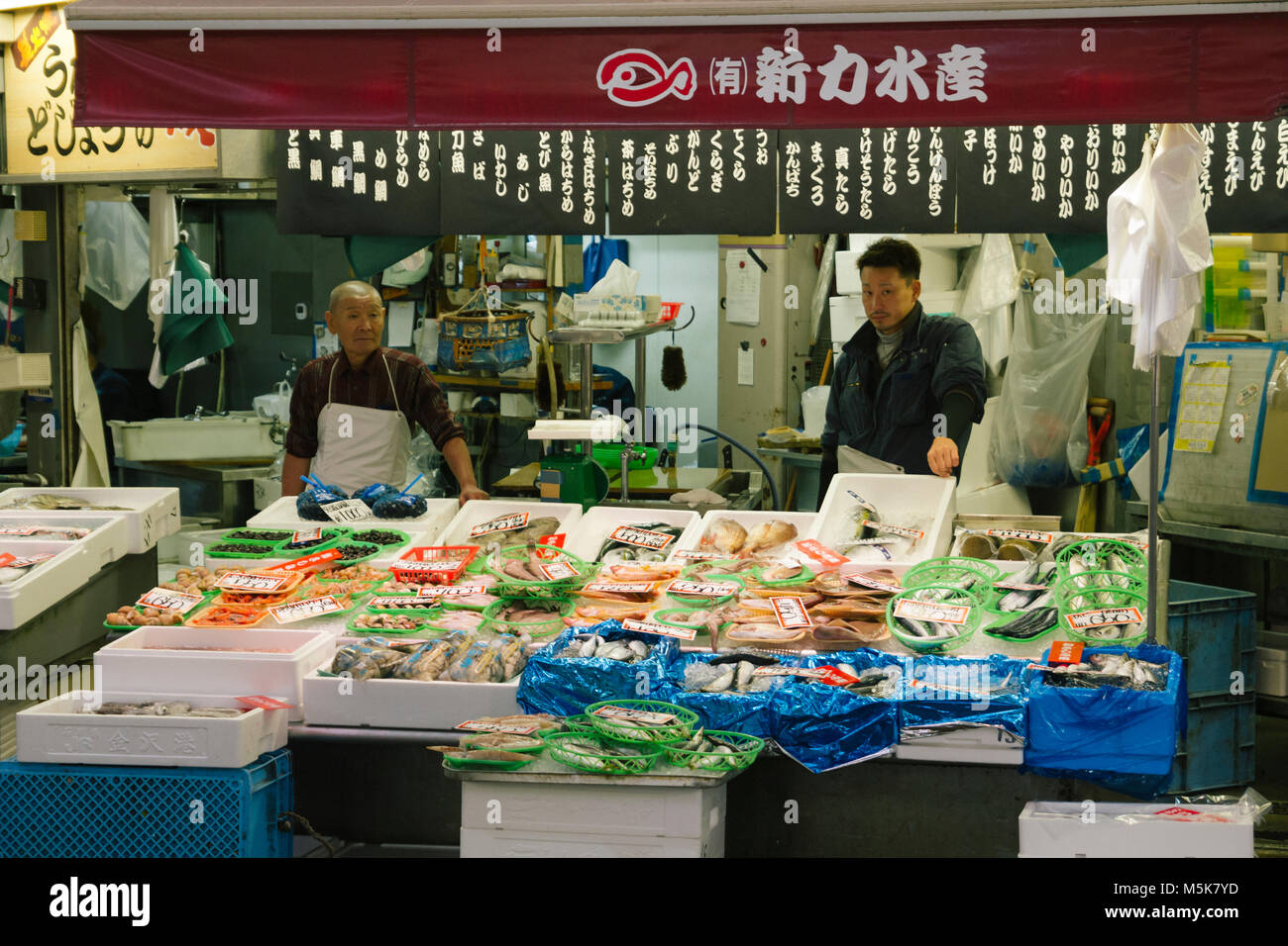 Fish vendor on market hi-res stock photography and images - Alamy