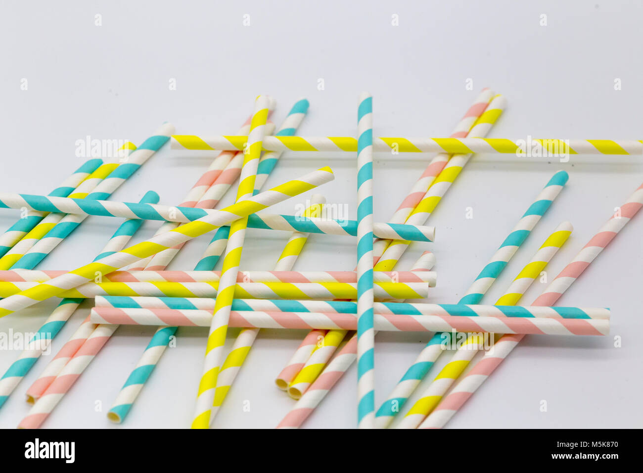 Colour paper straws hi-res stock photography and images - Alamy