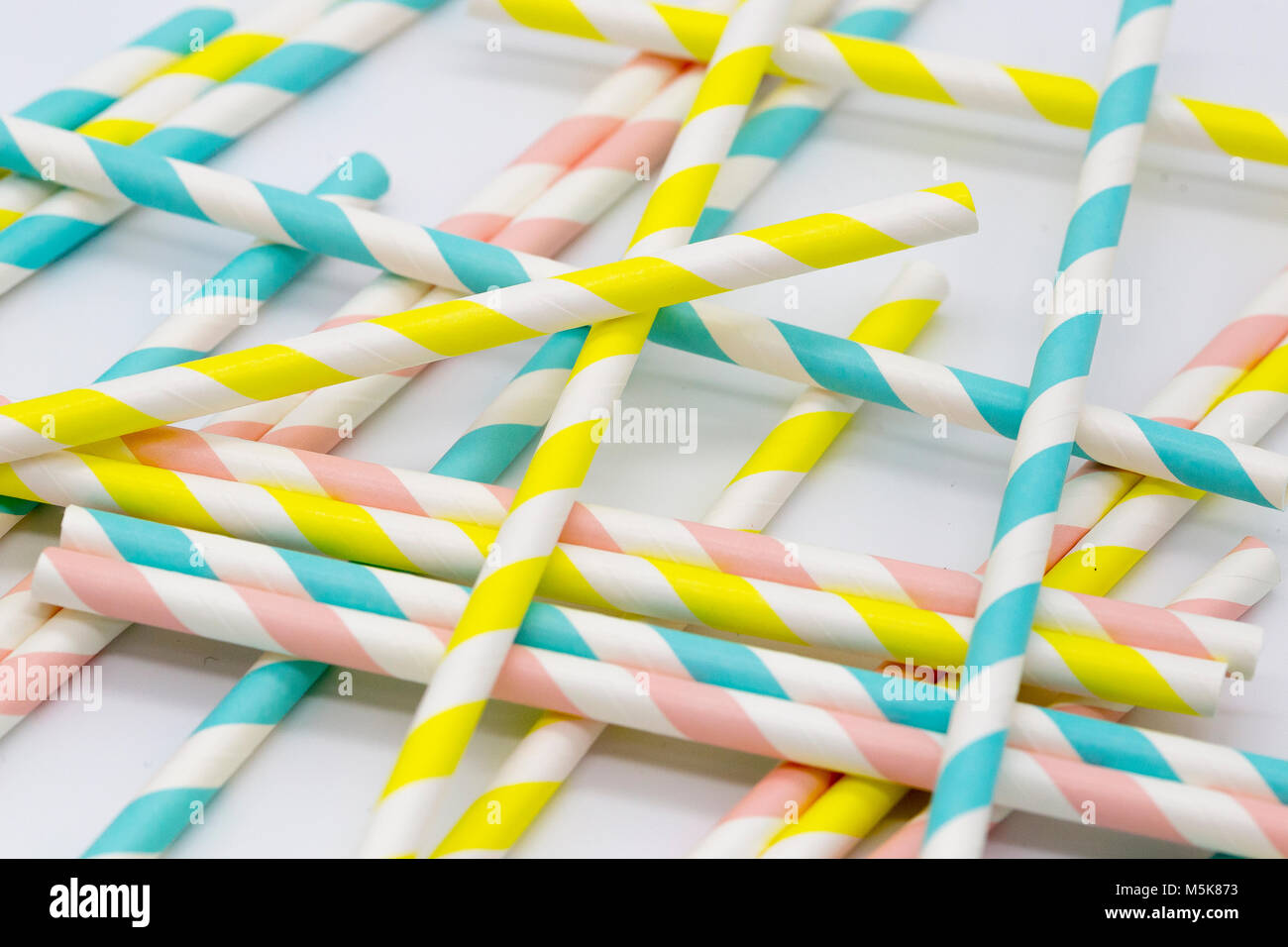 Colour paper straws hi-res stock photography and images - Alamy