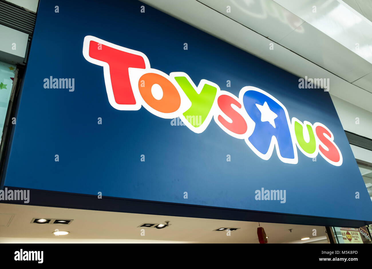 Toysrus sign hi-res stock photography and images - Alamy