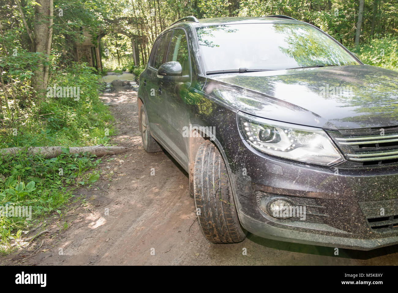 Side view 4x4 vehicle driving hi-res stock photography and images - Alamy