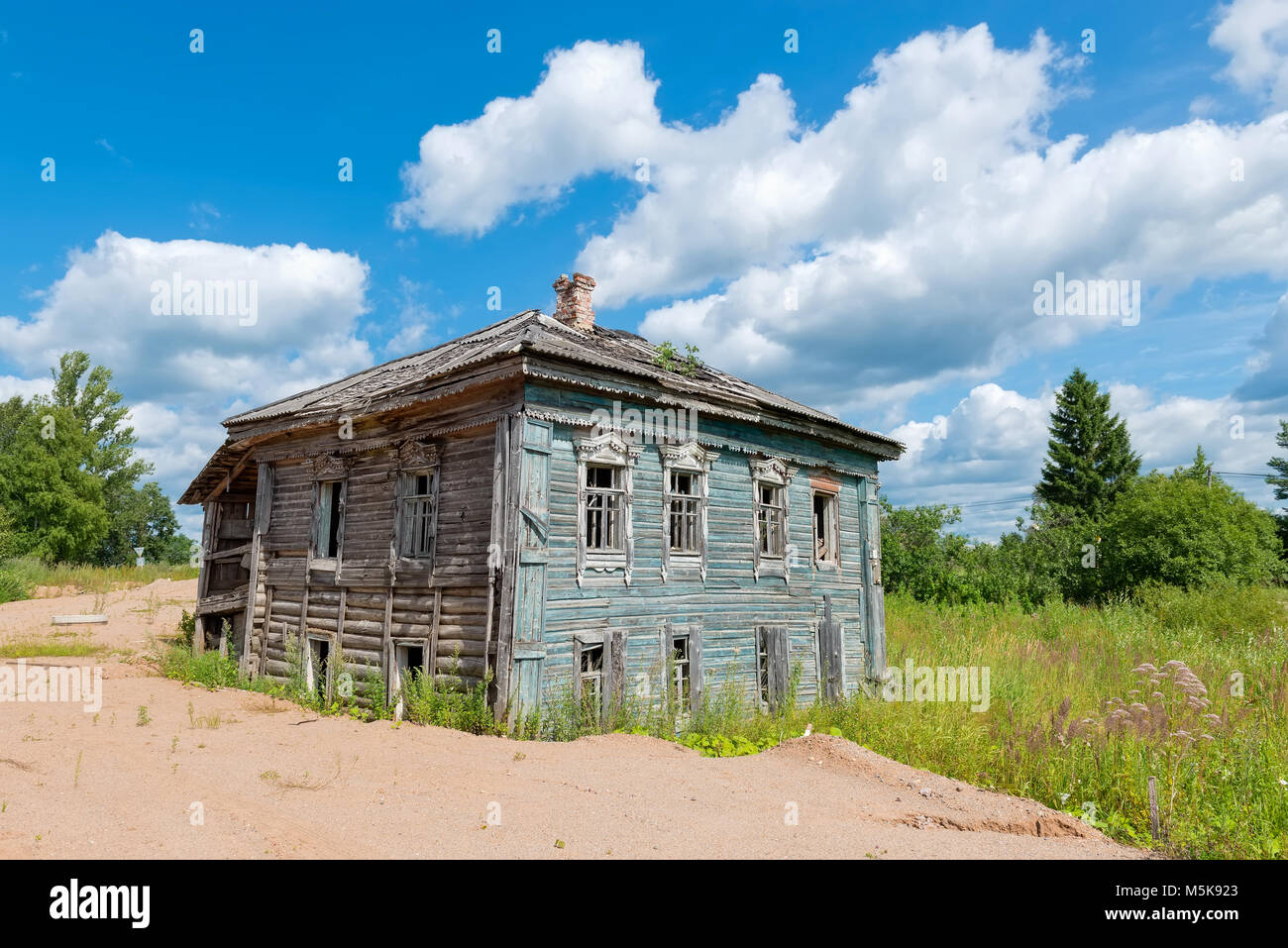 Old collapsing house Stock Photo - Alamy