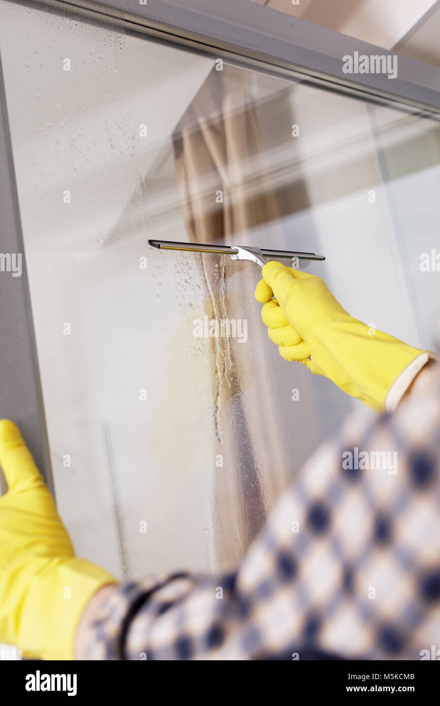 Person washing cleaning windows hi-res stock photography and images - Alamy