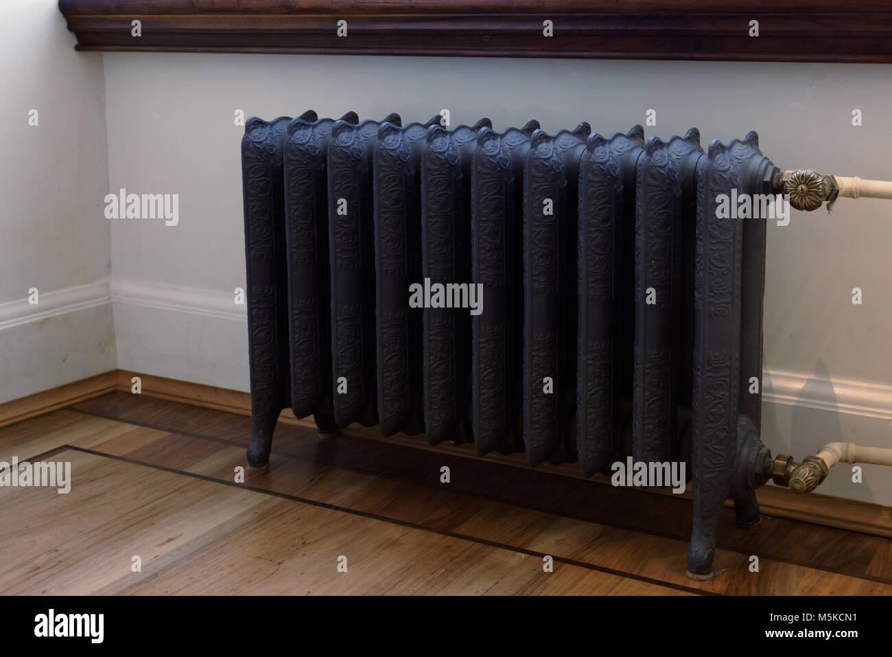 Antique cast iron radiator hi-res stock photography and images - Alamy