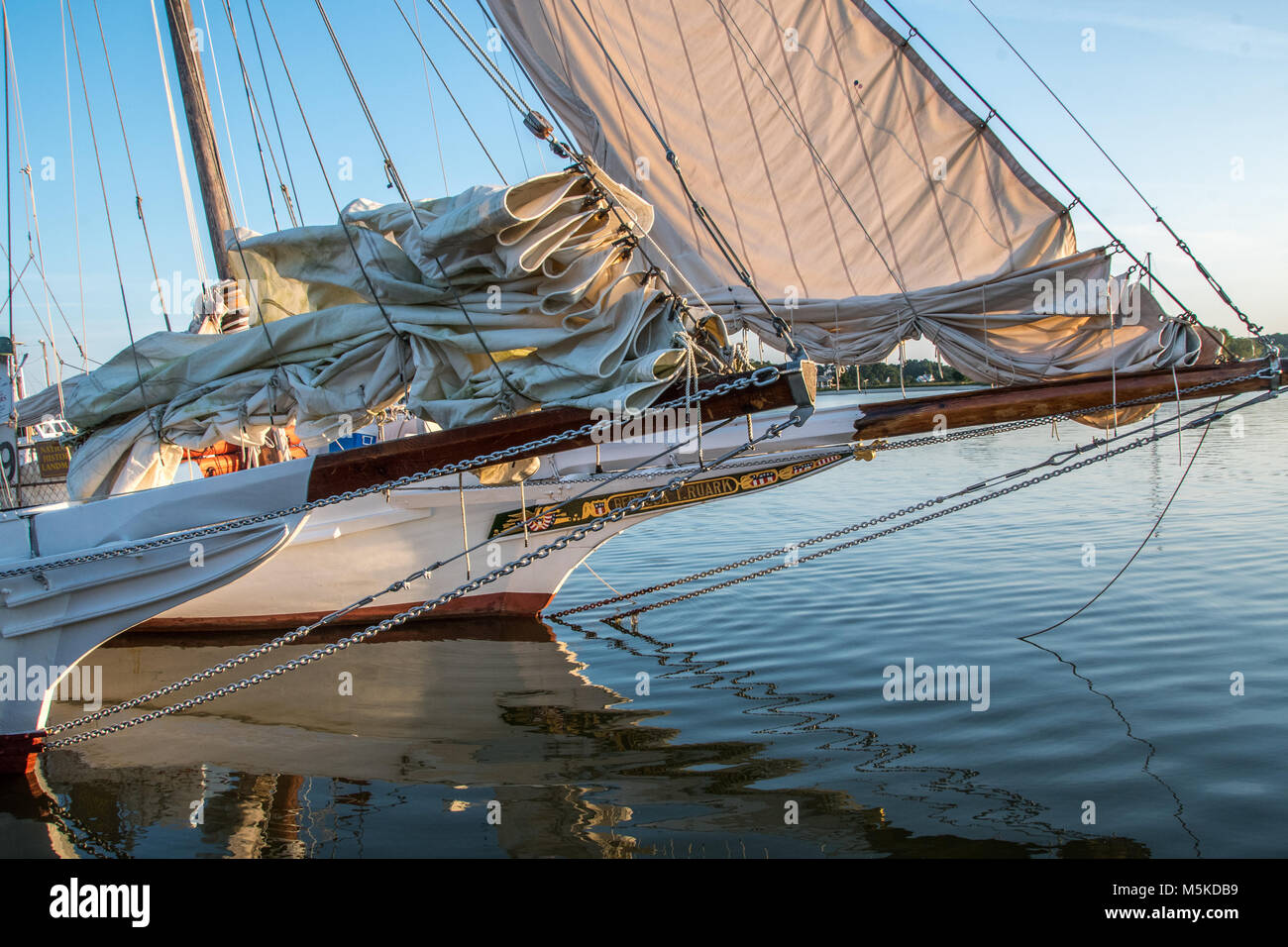 Skipjack mast hi-res stock photography and images - Alamy