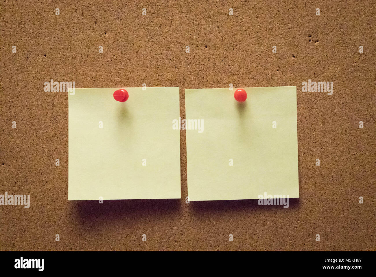 note on cork board post it note thumbtack Stock Photo - Alamy