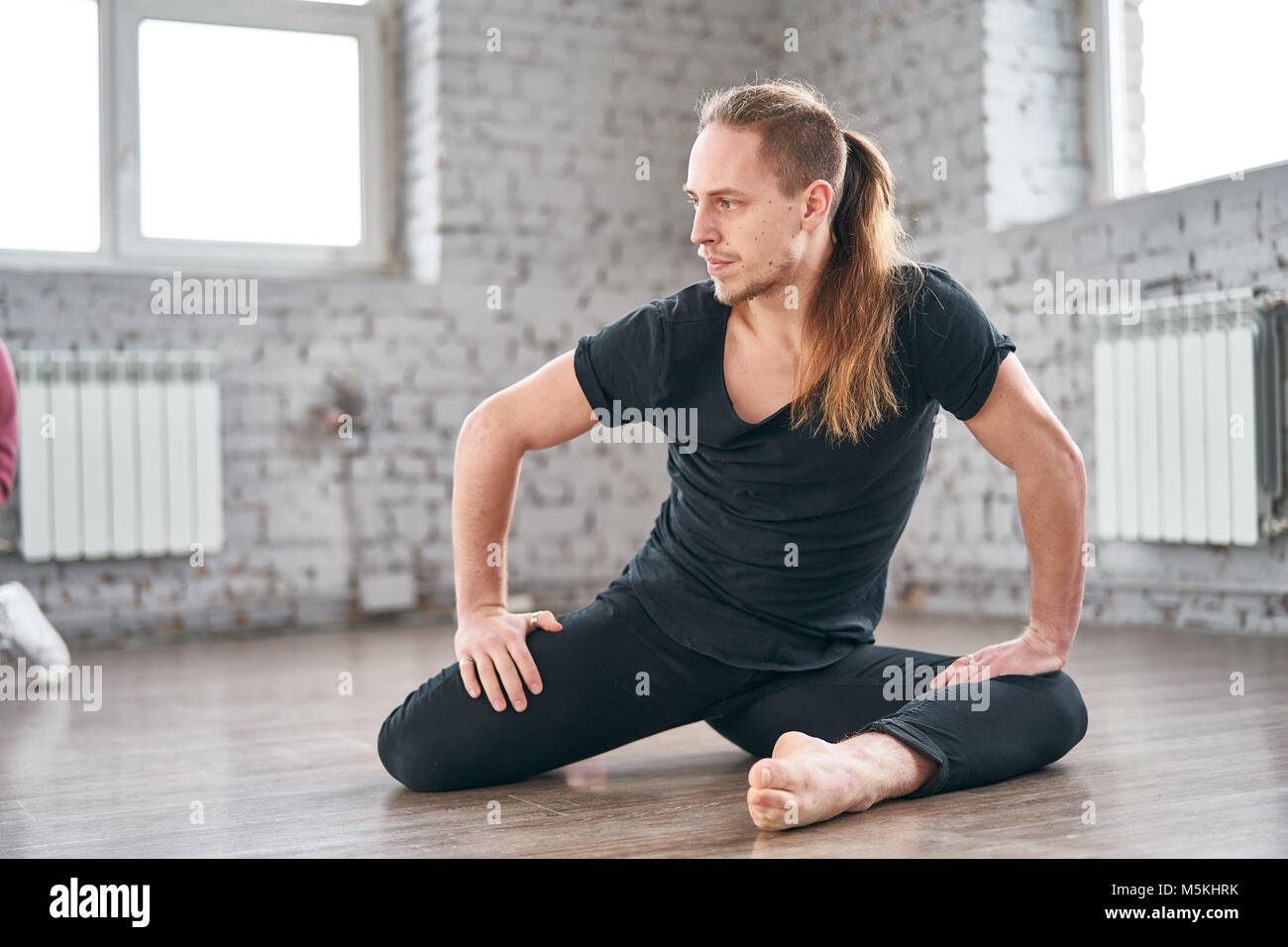 Young fit man stretching legs doing forward lunge Stock Photo - Alamy