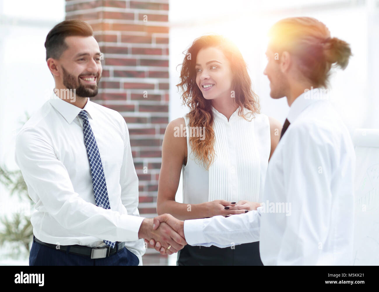 welcome and handshake business partners Stock Photo - Alamy