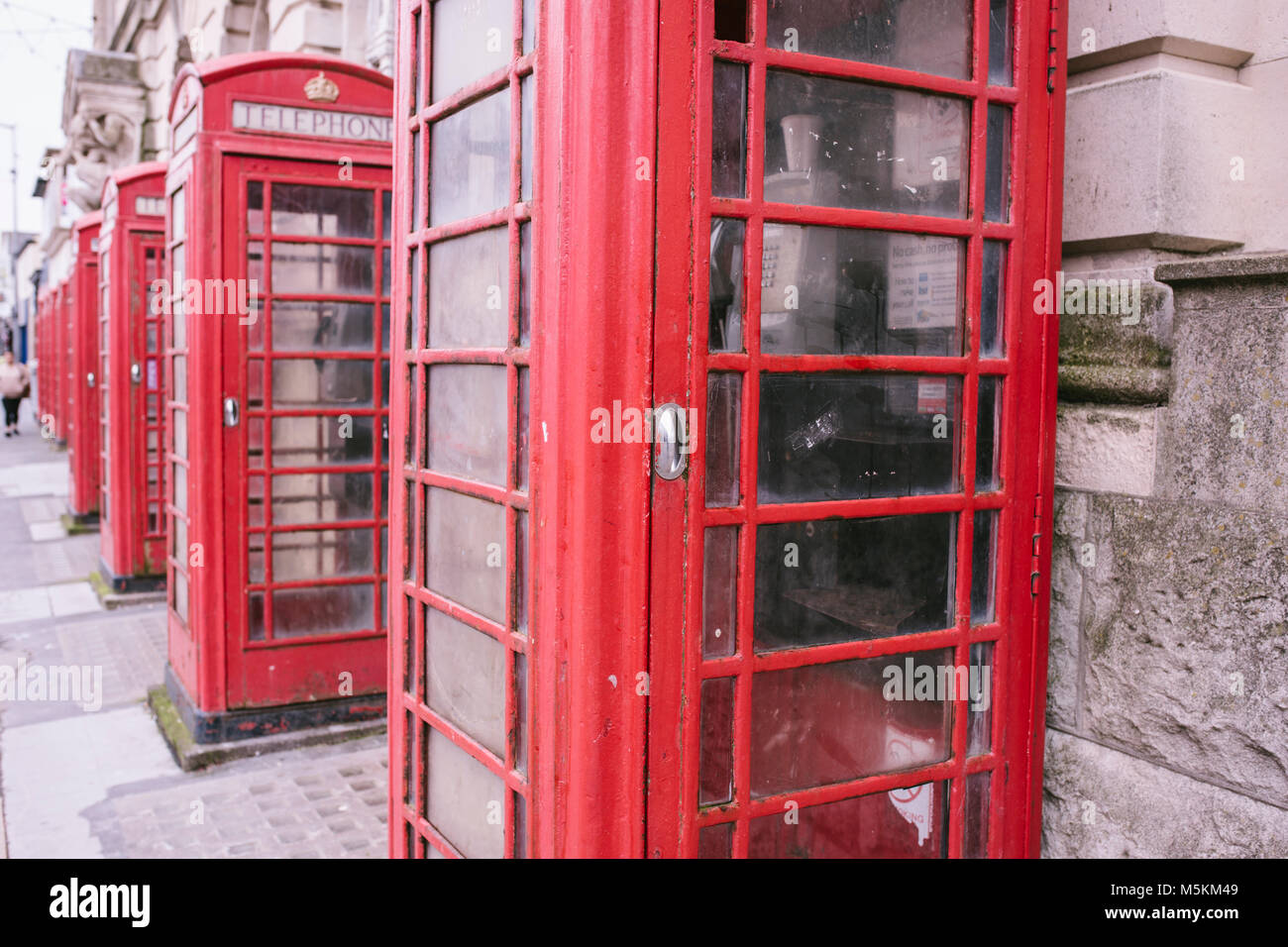 Red phone cabins hi-res stock photography and images - Alamy