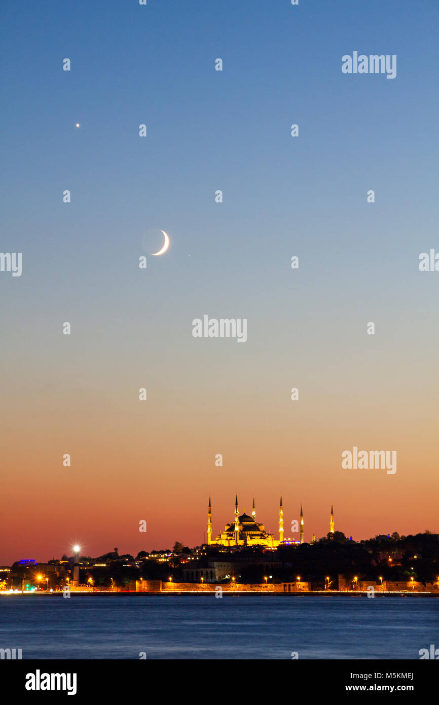 Crescent moon mosque hi-res stock photography and images - Alamy
