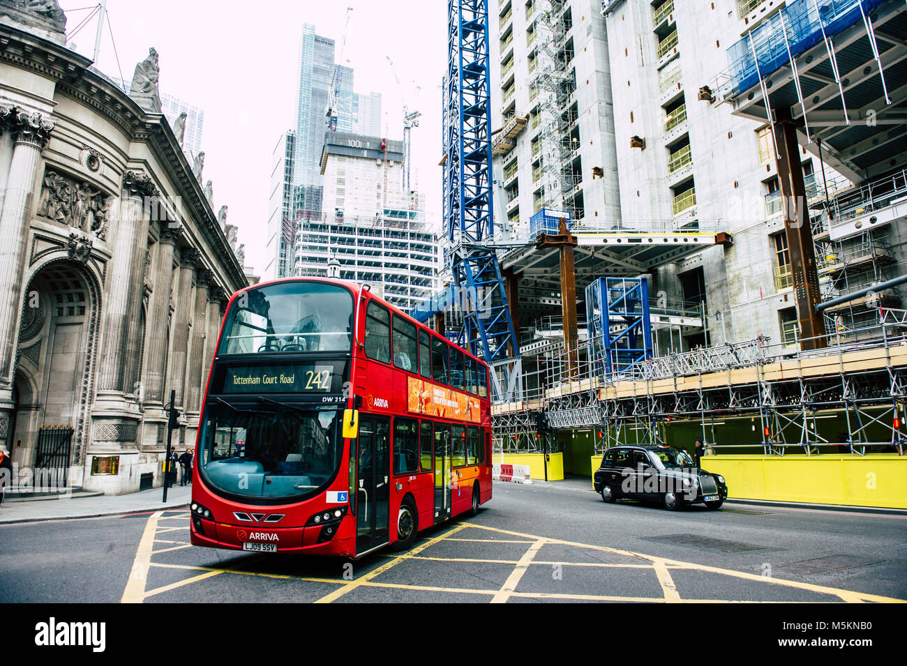 A bus turns toward Bank Junction in the City of London Stock Photo - Alamy