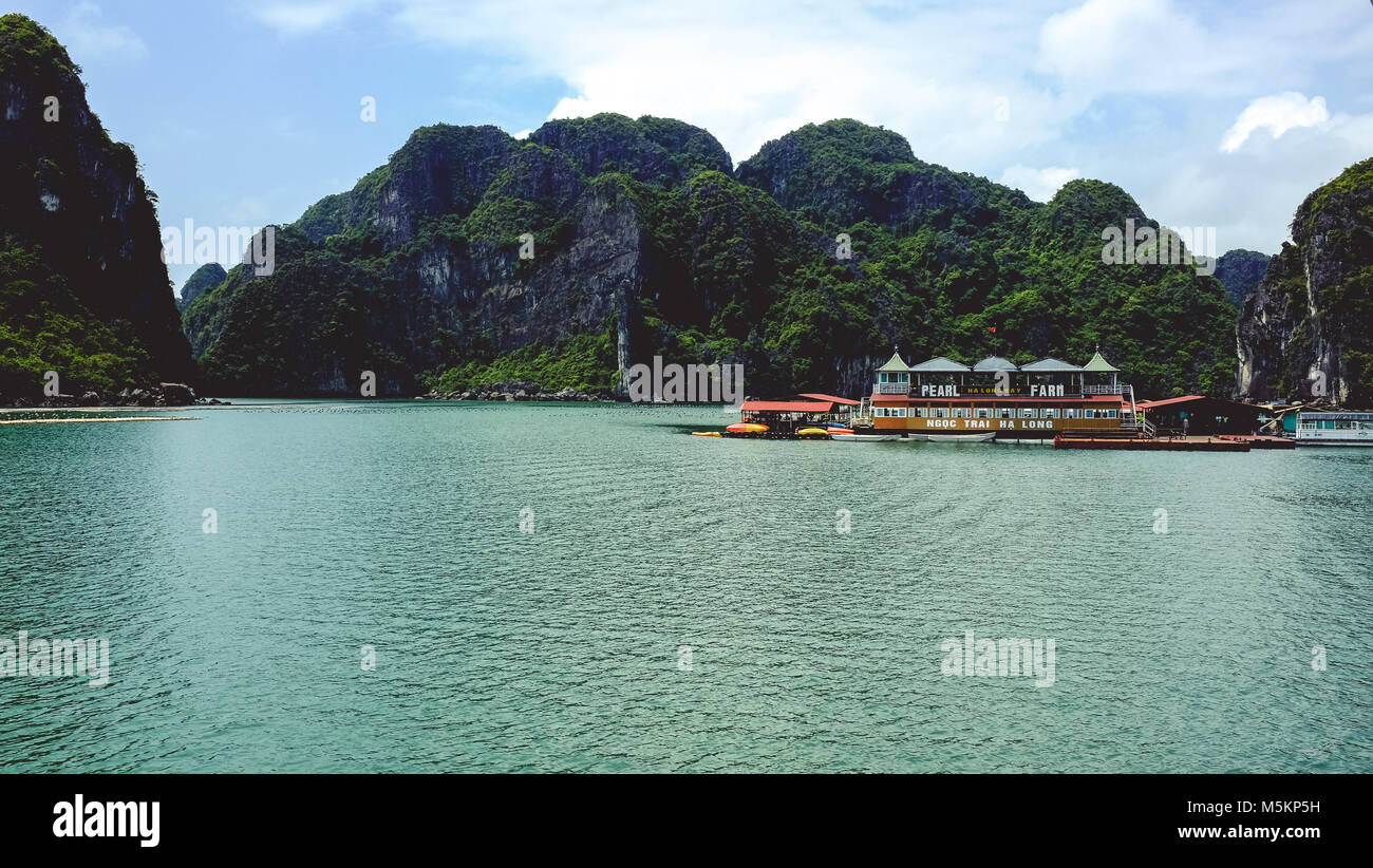 Pearl farm in halong bay hi-res stock photography and images - Alamy