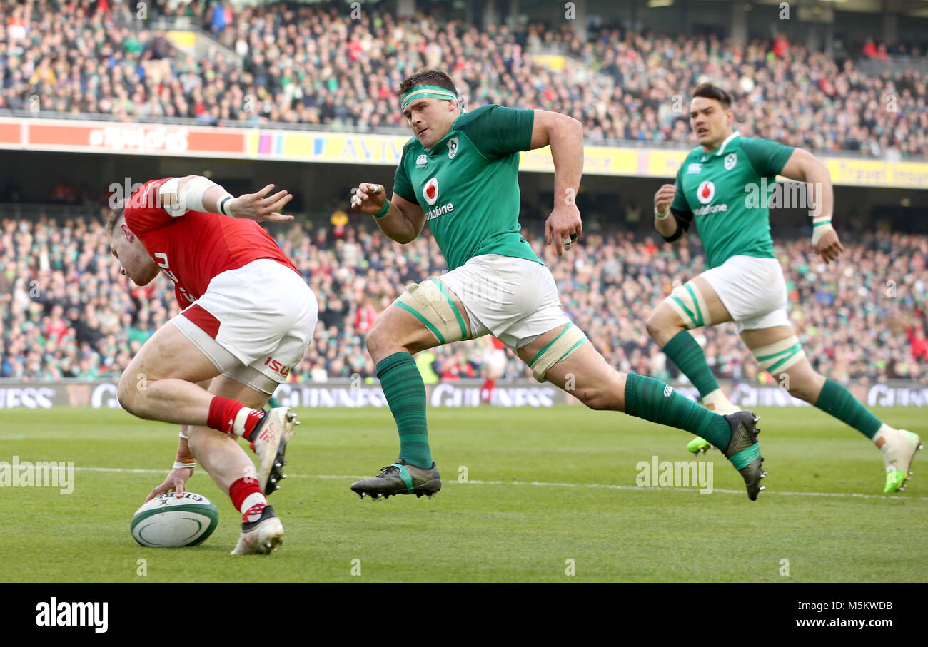 Wales' Steff Evans (left) scores his side's third try during the RBS ...