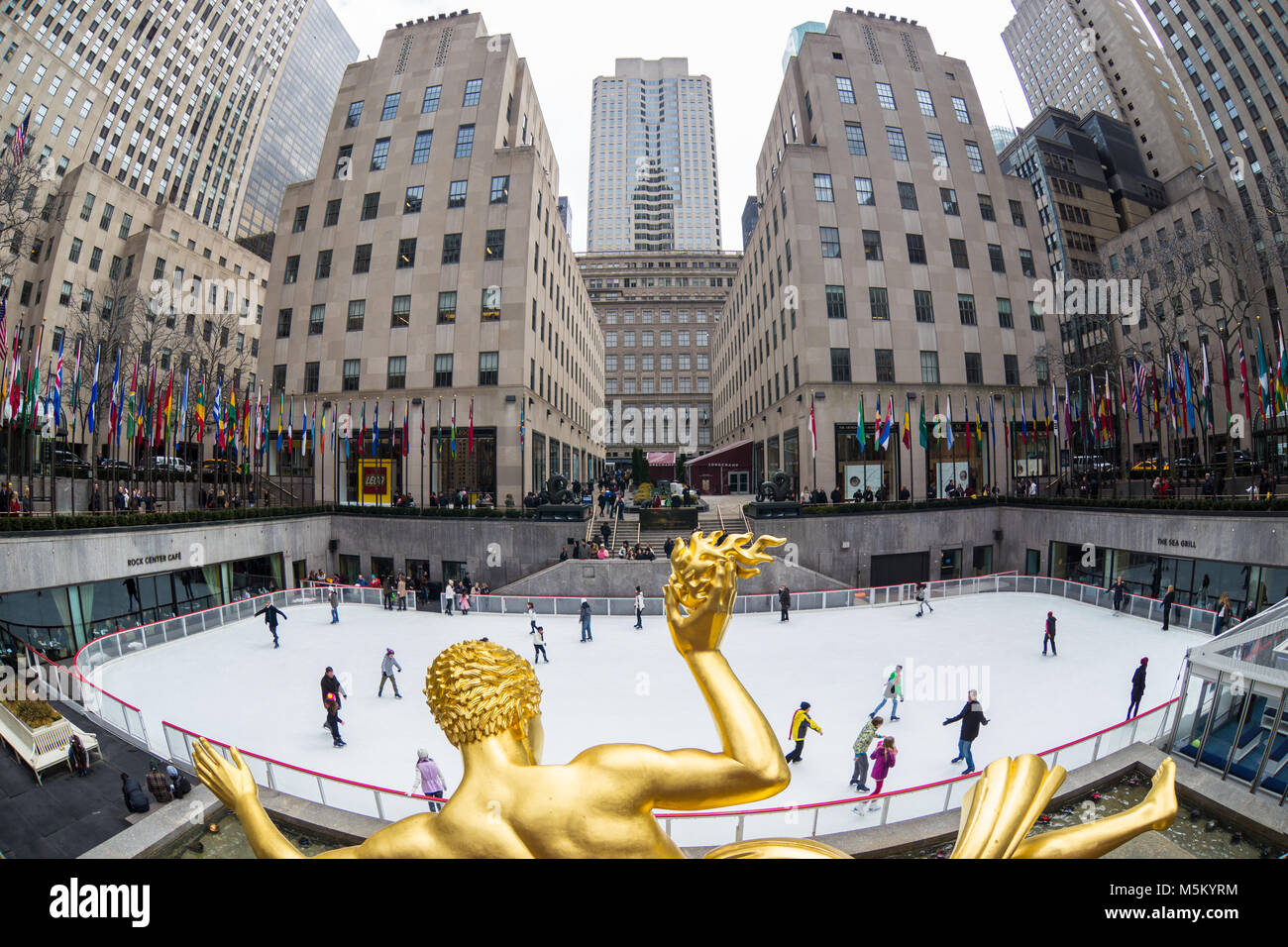 Golden prometheus statue at rockefeller center hi-res stock photography ...