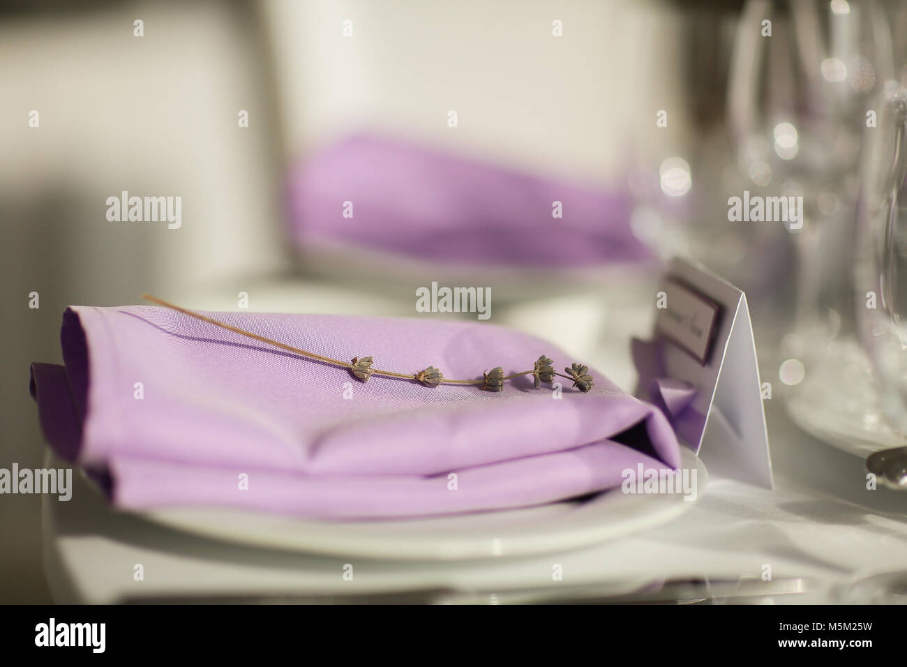 Table setting with lavender flowers, close-up Stock Photo - Alamy