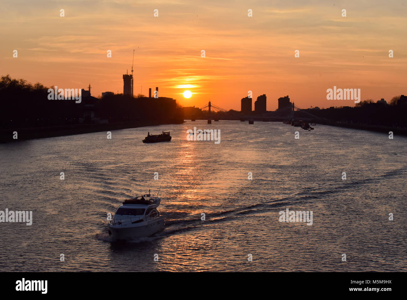 Chelsea Bridge, London, UK. 24th February 2018. The sunsets over the ...
