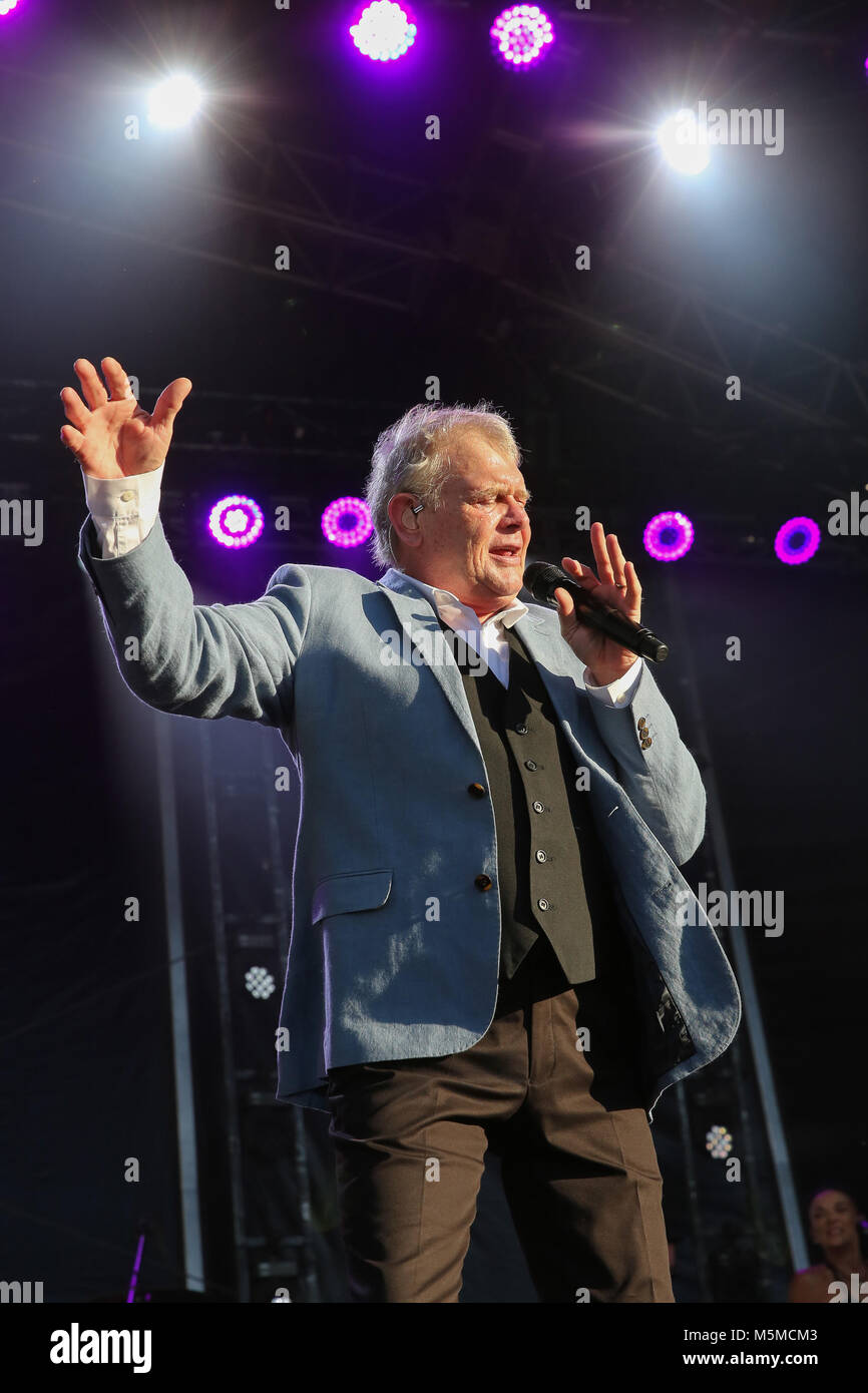 John farnham concert hi-res stock photography and images - Alamy