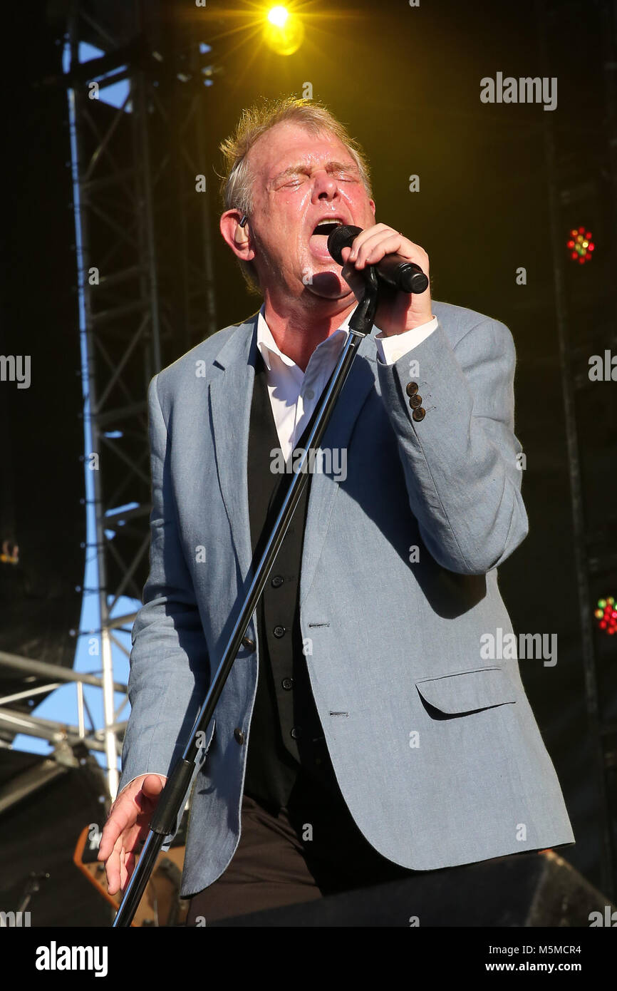 John farnham concert hi-res stock photography and images - Alamy