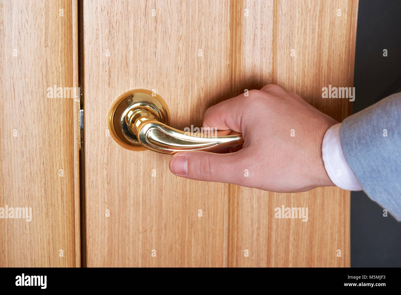 Hand holding door handle hi-res stock photography and images - Alamy